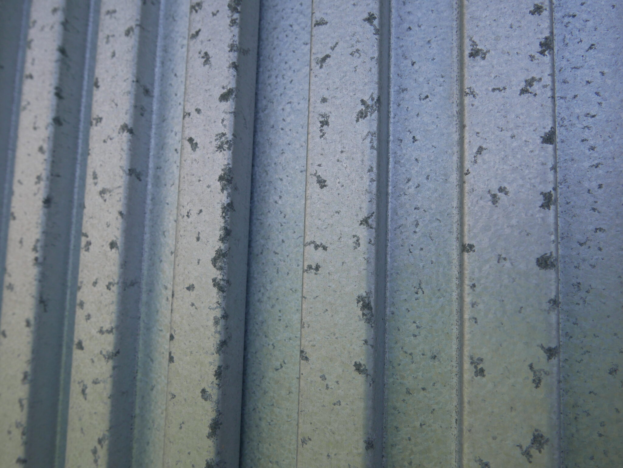 築15年のガルバリム鋼板の腐食（黒く変色）と耐久性について | ADIA投資庁